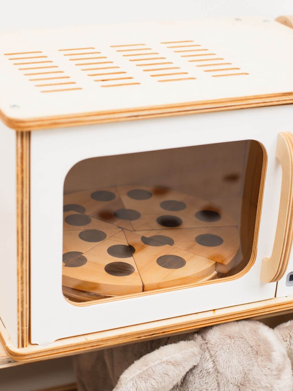 Wooden microwave toy (for USA)– ChildUniverse